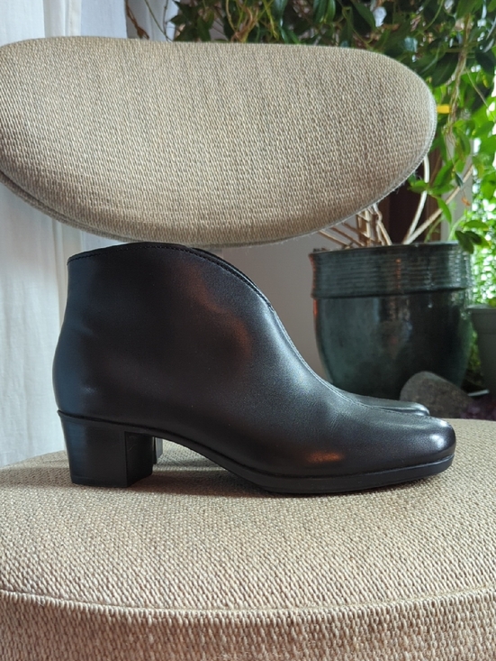 Munro | Shoes | Munro Black Leather Shelly Bootie 75 8m Arch Support ...